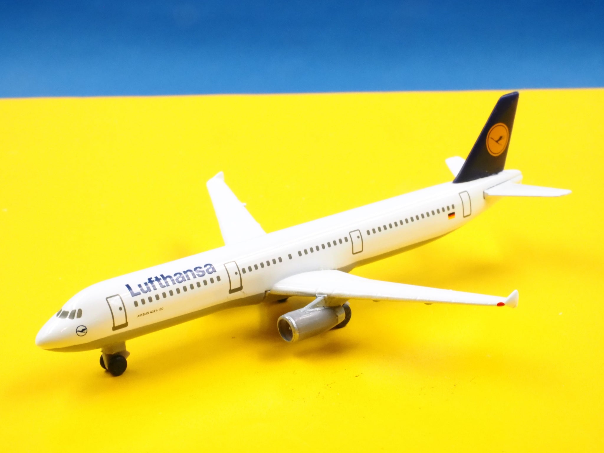 DIE-CAST MODEL — 🇩🇪 Lufthansa — Airbus A321 — Herpa — 1:500 — WITH ORI ...